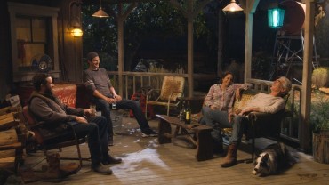The Ranch: Netflix Comedy Reunites Ashton Kutcher and Danny Masterson ...