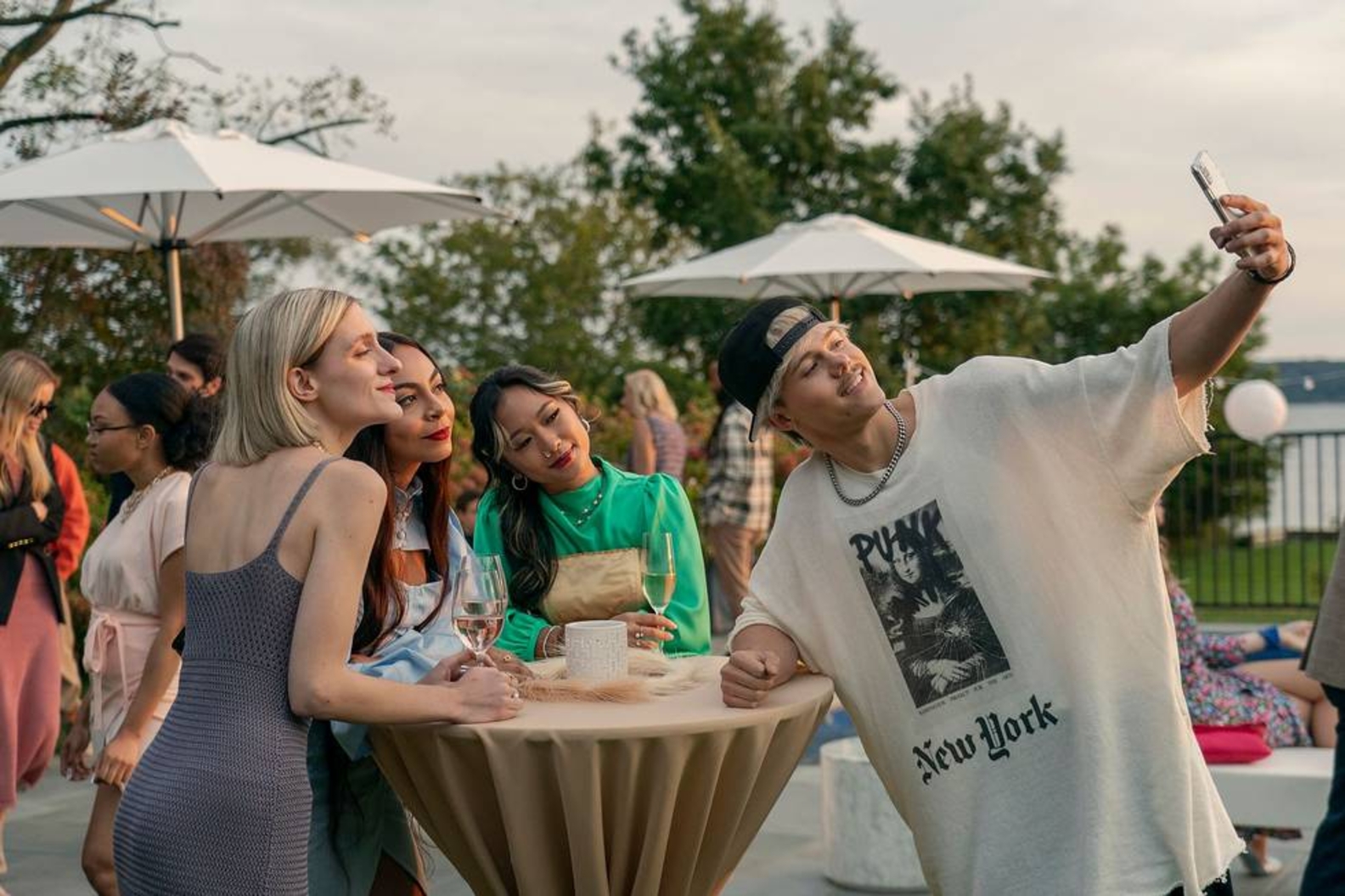 The Other Two: Season Three Premiere Date, Guest Stars, & Photos ...