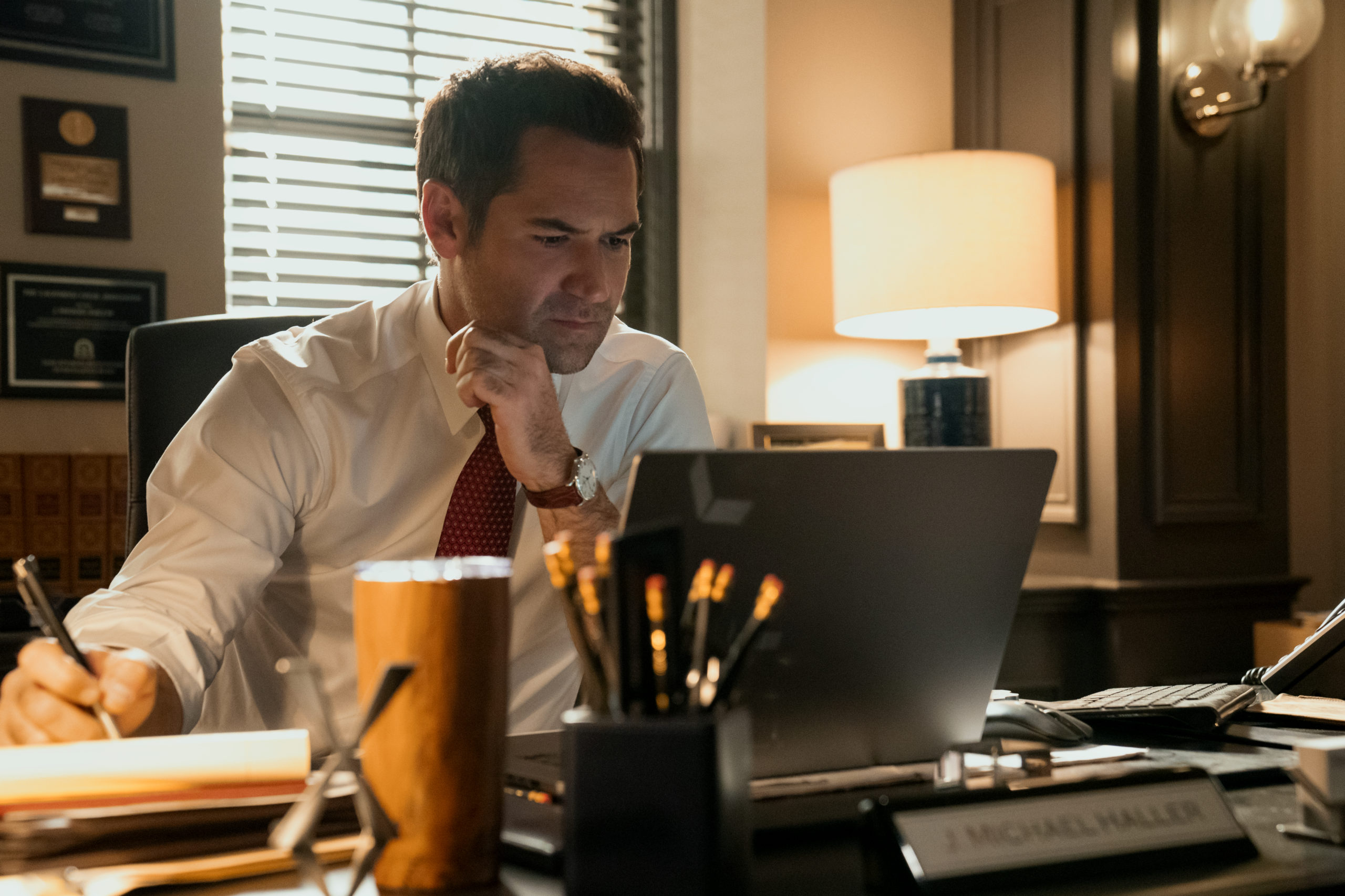The Lincoln Lawyer: Netflix Showrunner on Splitting the Second Season ...