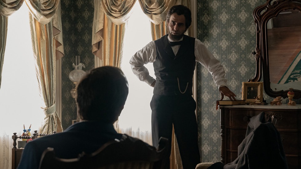 Manhunt: Apple TV+ Sets Premiere for Tobias Menzies Series About ...